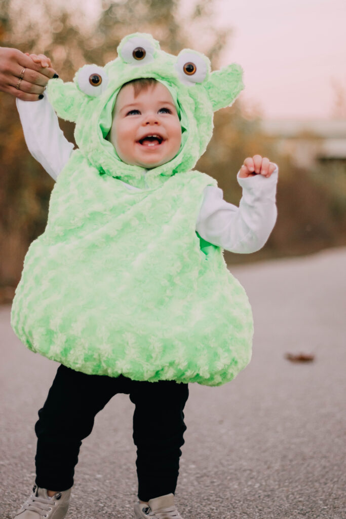 ASTRONAUTS + ALIEN - FAMILY HALLOWEEN COSTUME - Taylor, Lately
