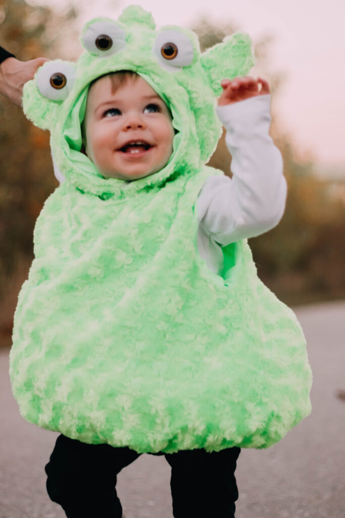 ASTRONAUTS + ALIEN - FAMILY HALLOWEEN COSTUME - Taylor, Lately